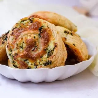 Cheesy Spinach Scrolls – Tamarind & Thyme
